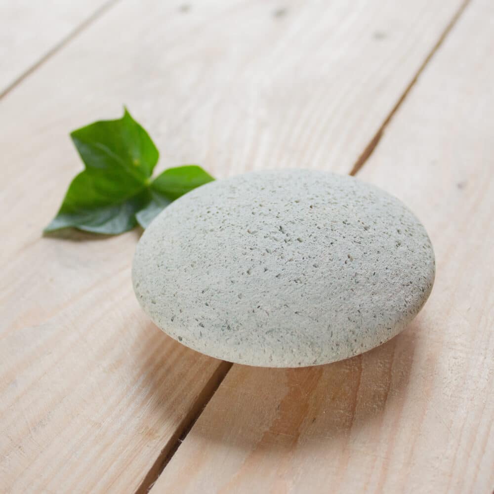 Comment utiliser une pierre ponce pour des pieds doux et sains